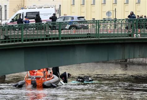 Телевизија 24 Најмалку седум загинати во пад на автобус во река во