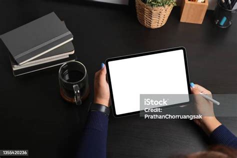 스타일러스 펜을 들고 검은 나무 테이블에 디지털 태블릿을 사용하는 오버 헤드 뷰 여성 계획에 대한 스톡 사진 및 기타 이미지 계획 공란 노트북 Istock