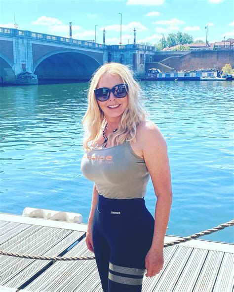 Pin De G A En Carol Vorderman Celebridades Femeninas Actrices