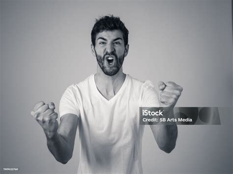 젊은 행복 하 고 흥분 된 남자의 초상화는 목표를 축 하 하거나 자랑 스러운 얼굴로 큰 성공을 거둔 복권 우승 사람들의 성공과