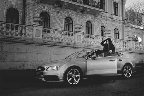 Фотосессия на улице с машиной девушка черно белое Audi A7 ауди пермь