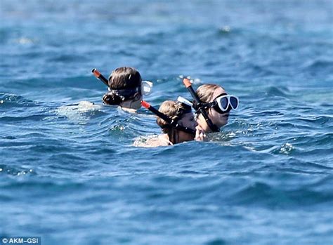 Taylor Swift Flaunts Her Toned Tummy In Bikini In Hawaii Daily Mail