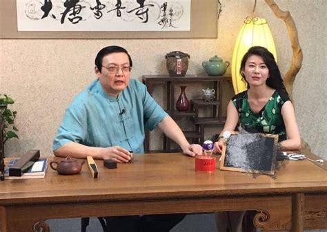45歲的老梁和妻子近照，老婆氣質優雅，為了事業堅決不要孩子 每日頭條