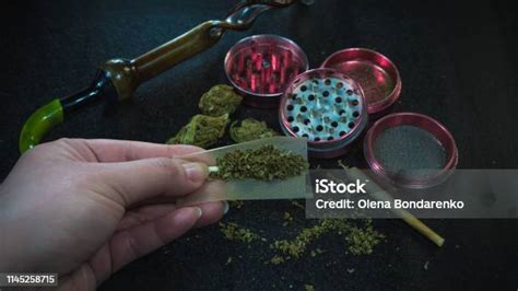 의료 마리화나 관절을 롤링 사람 마리화나 싹 분쇄기 및 배경에 흡연 파이프 대마초는 한방 의학입니다 0명에 대한 스톡 사진 및 기타 이미지 Istock