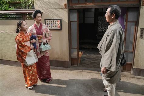 連続テレビ小説「ブギウギ」第4話。。 はな湯・表にて。ツヤ（水川あさみ）と鈴子（澤井梨丘・左）を見送る梅吉（柳葉敏郎）（c）nhk