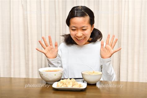ご飯を食べる女の子 写真素材 6216803 フォトライブラリー Photolibrary