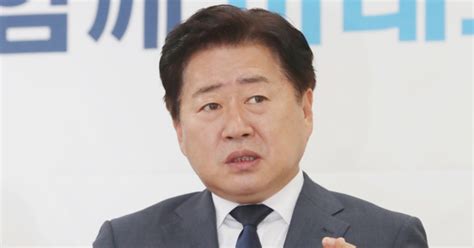 인터뷰하는 오영훈 제주도지사 당선인