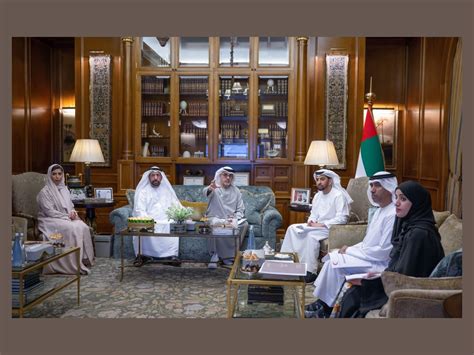 حمدان بن زايد يطلع على إنجازات الهلال الأحمر خلال الربع الأول من العام