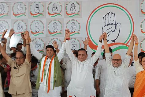 लोकसभा चुनाव से पहले सपा को बड़ा झटका पूर्व विधायक ने थामा कांग्रेस का