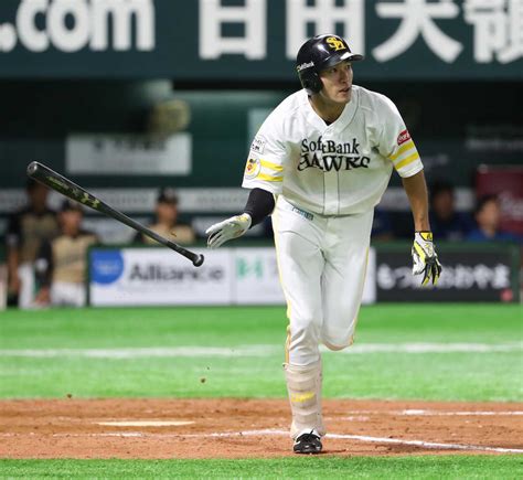 ＜ソ・日＞8回2死一塁、右越えに2ランを放つ柳田 ― スポニチ Sponichi Annex 野球