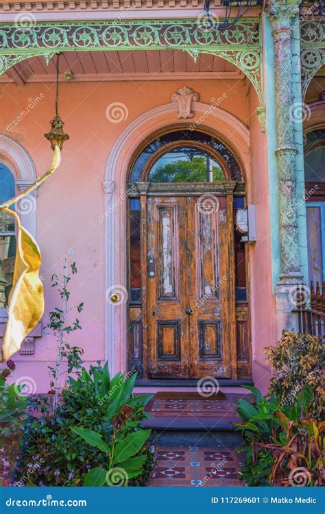 Puerta Vieja Con La Pintura De La Peladura Imagen De Archivo Imagen