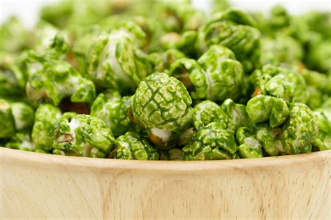 복사 공간 텍스트와 흰색 배경에 고립 된 나무 그릇 벌크에 일본 말차 녹차 팝콘의 무성한 좋아하는 영화와 인기 간식 0명에 대한