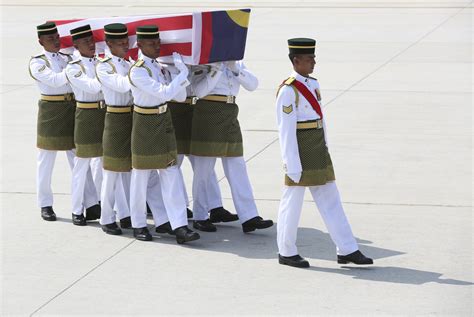 Malaysia Mourns As Bodies Of Mh17 Victims Finally Come Home Newsweek