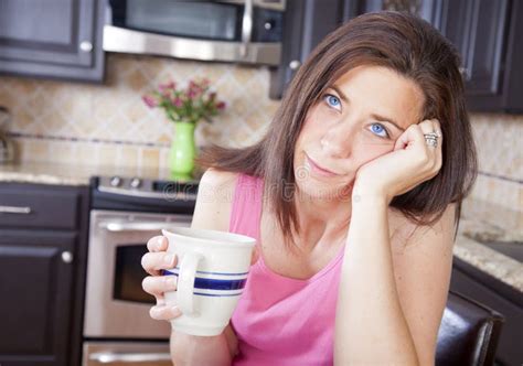 Mujer Aburrida Foto De Archivo Imagen De Beber Cocina 20850696