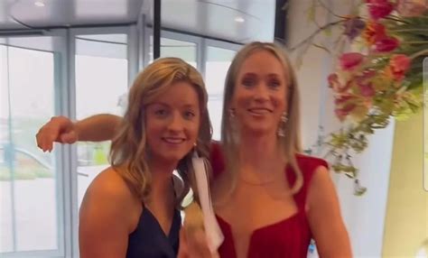 Foto Helene Hendriks En Merel Ek Kleden Zich Om Tot Twee Oranje Leeuwinnen