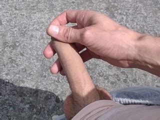 这名男子骑自行车离开了道路他冒着被看见的危险带着他的鸡巴上路 Pornhub