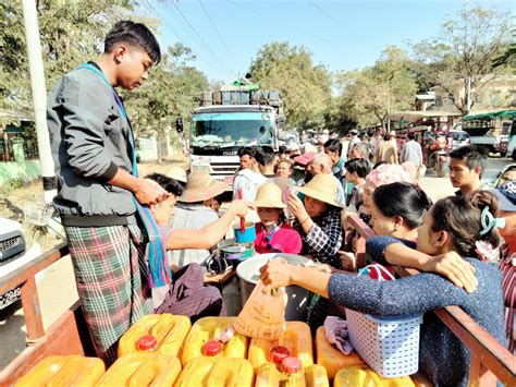 နတ်မောက်မြို့နယ်တွင် သက်သာသောဈေးနှုန်းဖြင့် စားအုန်းဆီများ ရောင်းချပေး