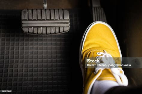 노란색 운동화를 입은 남자가 자동차의 가속기를 밟고 있습니다 가속 페달에 대한 스톡 사진 및 기타 이미지 가속 페달 차 발 Istock