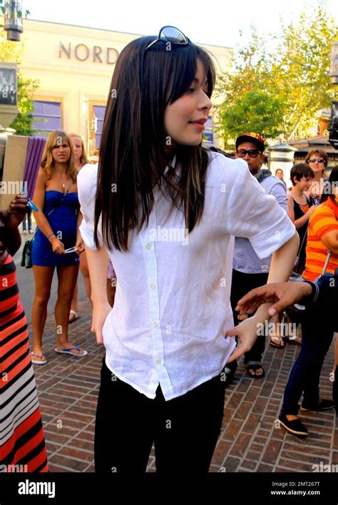 Icarly Star Miranda Cosgrove Goes Casual In A White Top And Black