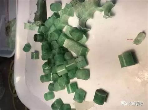 瘋狂！翡翠原石切開有裂，一氣之下全部車珠子，居然暴漲數十倍 每日頭條