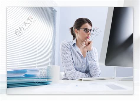 电脑前思考的美女图片素材 编号 图行天下