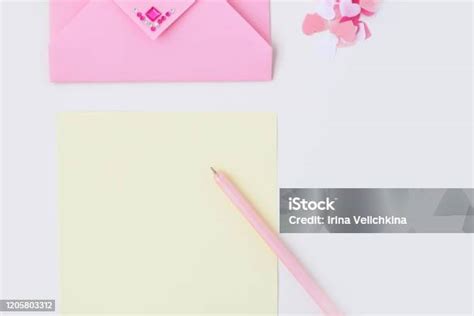 플랫 레이 노란색 종이 모조 다이아몬드 펜 폼폼 색종이 하트와 분홍색 봉투 발렌타인 데이를 위해 봉투에 엽서를 만드는 것은 그것을 직접 Daydo 시리즈의 사진 0명에 대한