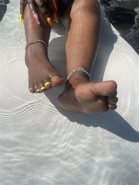 Deja Main Girl Feet