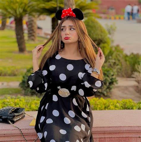 Esha Shah On Reels