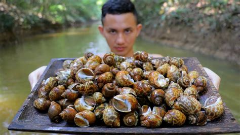 Master Chef Cooking Coconut Snail Sea Food Fried Recipe On River In
