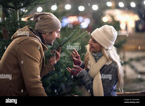 Ein Junges Verliebtes Paar Das Bei Einem Verschneiten Wetter In Der Stadt Einen Weihnachtsbaum