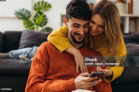 Pareja Joven En Casa Foto De Stock Y Más Banco De Imágenes De Teléfono