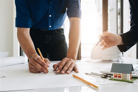 건축 프로젝트를 위한 엔지니어의 이미지입니다 파트너와 함께 작업 하 고 직장에 도구를 엔지니어링입니다 건설 산업에 대한 스톡 사진 및 기타 이미지 Istock