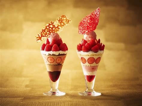 甘〜い旬を詰め込んで。 贅沢いちごパフェ5選。 いちごパフェ パフェ パフェ デザイン