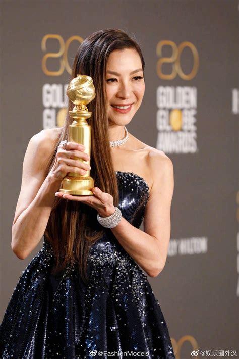 杨紫琼这事业发展的真的很不错，今日获得金球奖音乐喜剧类影后