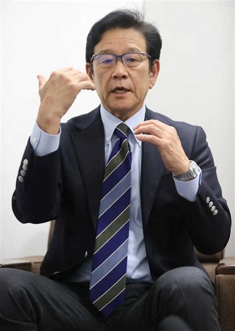 真剣な表情で対談する栗山氏 スポニチ Sponichi Annex 芸能