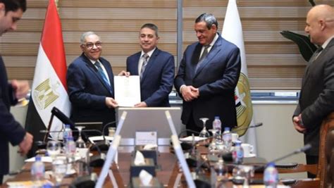 وزير التنمية المحلية يتسلم من رئيس المجلس الوطنى للتدريب والتعليم شهادة