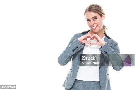 一個人 前視圖 腰部 2029 歲成人美麗的白人女性 年輕女性女商人 商人站在白色背景前穿著西裝誰是愛 情感 照片檔及更多 20多歲 照片