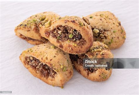 흰색 배경에 분리된 견과류와 잼이 있는 이탈리아 수제 쿠키 Cuccidati 견과에 대한 스톡 사진 및 기타 이미지 견과