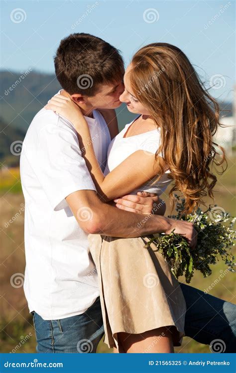 Liefde En Affectie Tussen Een Jong Paar Stock Afbeelding Image Of Omhelzing Mooi