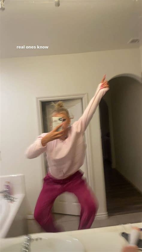 Pin by 𝐨𝐦𝐚𝐲𝐦𝐚 on l o r e n Mirror selfie Selfie Mirror