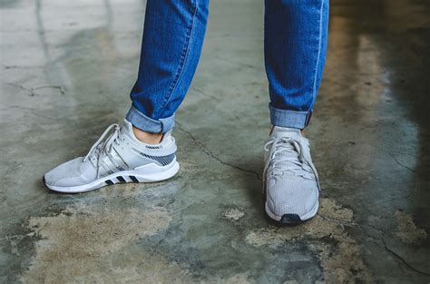 거리 스타일 대담한 색상 도시 스타일 도시 패션 롤업 청바지 미니멀리스트 패션 빈티지 스니커즈 빨간 신발 빨간 운동화 빨간색 배경 빨간색과 파란색의 대비