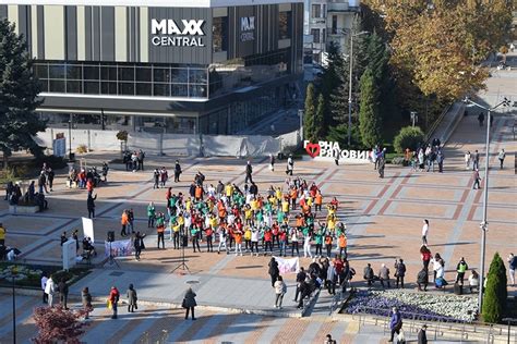 С танц на „Макарена” и българско хоро на площада в Горна Оряховица ученици и учители на СУ „Вичо