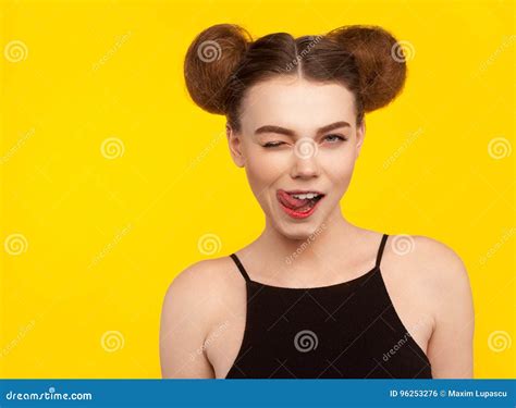 Menina Atrativa Que Pisc Lambendo Os Bordos Que Vestem A Parte Superior Foto De Stock Imagem