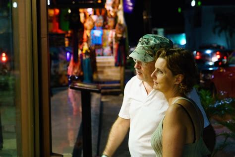 Premium Photo Couple Window Shopping