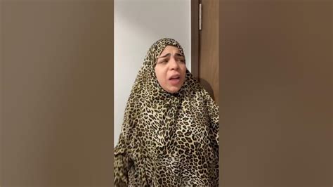 دخلت هذه المرأة العجزو منزل الشاب وهيه تصرخ وعندما طرق الباب وفتح الشاب