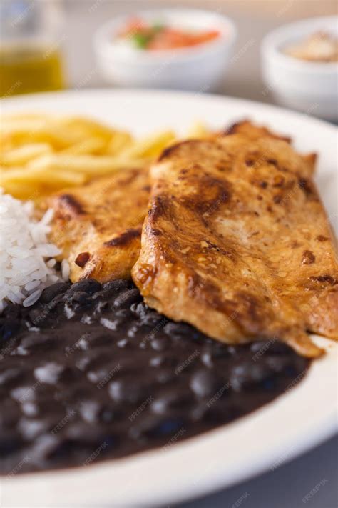Délicieux Plat Exécutif De Filet De Poulet Riz Haricots Frites Et