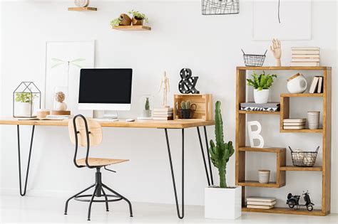 컴퓨터와 직장 내부에서 장신구와 선반 옆에 자 서 나무 책상의 실제 사진 가정 생활에 대한 스톡 사진 및 기타 이미지 가정 생활 우아 유행하는 Istock