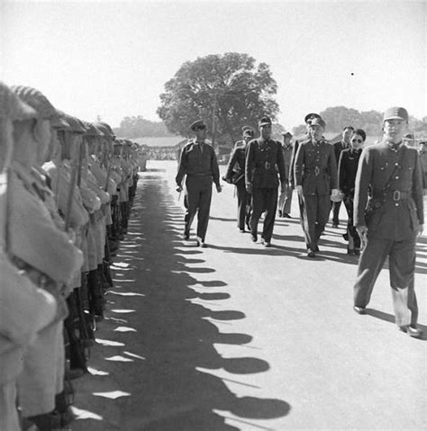 1943年，蔣介石赴印度視察遠征軍，向遠征軍敬軍禮 每日頭條