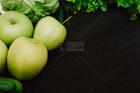 生态可重复使用袋中的新鲜绿色有机蔬菜和水果黄瓜卷心菜生菜黑色木制背景上的苹果排毒和绿色节食健康的生活方式概高清图片下载 正版图片
