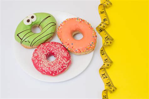 무게의 개념 손실 맛 있는 설탕 도넛과 테이프 측정의 전체 접시 텍스트 위쪽 보기에 대 한 위치 개념에 대한 스톡 사진 및 기타